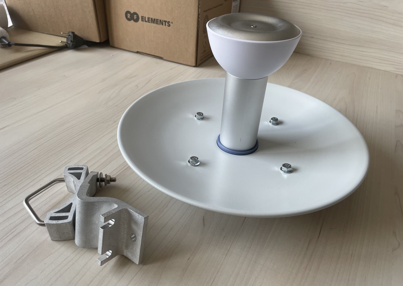 RF elements StarterDish STD-21-UM Directional parabolic dish antenna ...