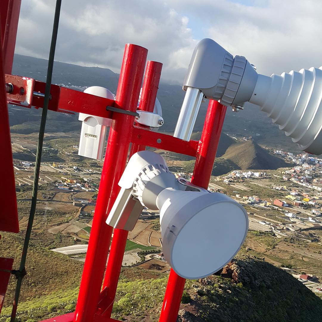 RF elements Symmetrical Horn Sector antenna with TwistPort, 5GHz, 18dBi, 30° | Discomp